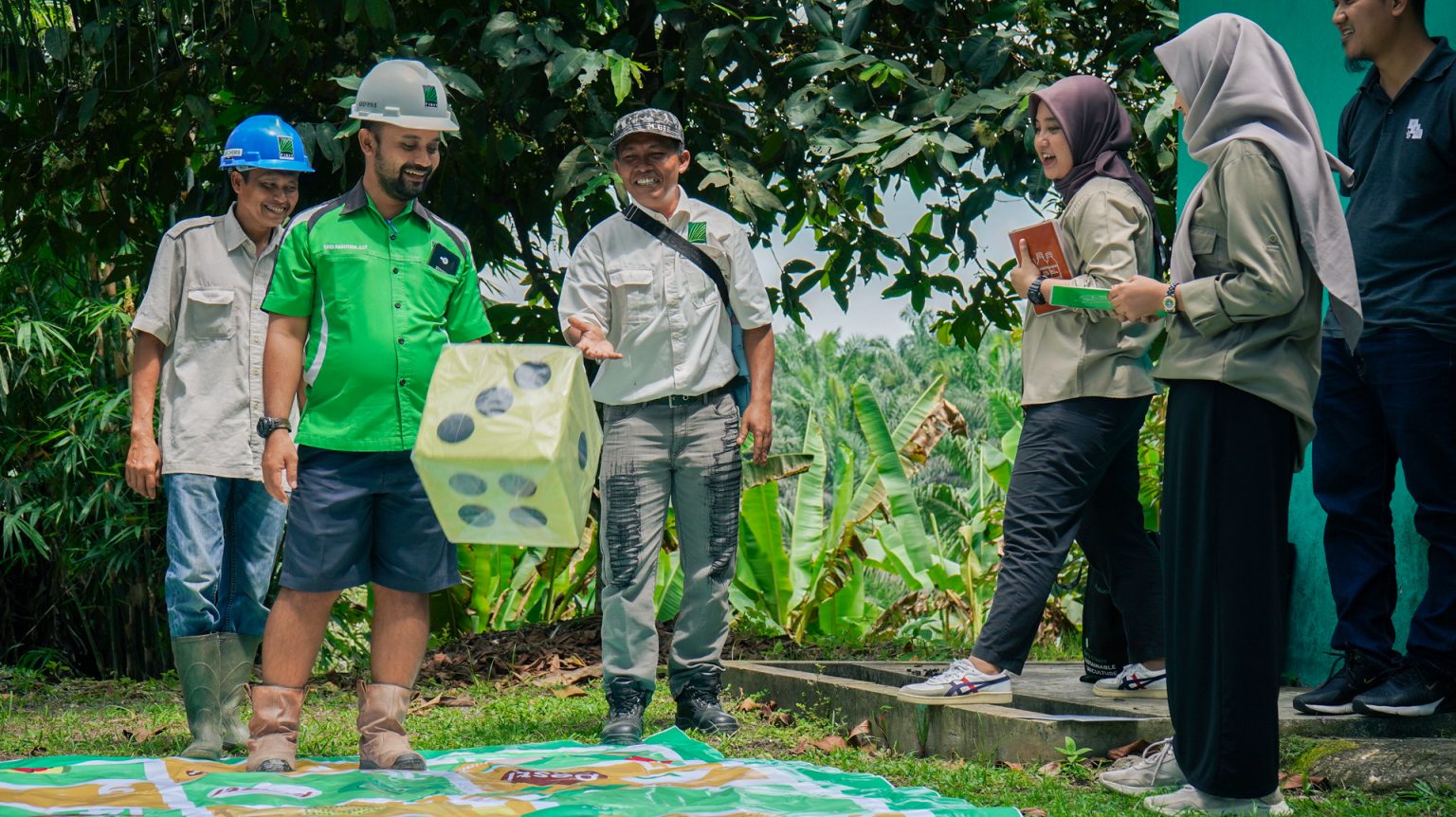 Tingkatkan Keselamatan Pekerja Semprot di Perkebunan Kelapa Sawit ...